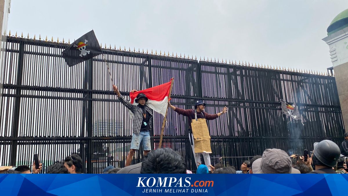 Demo 25 Agustus di DPR, Massa Kibarkan Bendera "One Piece" dan Lempar ...