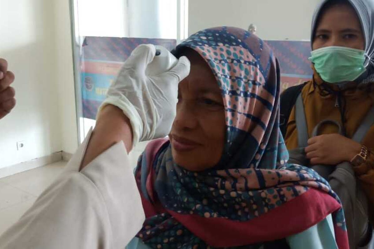 Penumpang yang Tiba di Bandara Palu Diperiksa Satu per Satu dengan ...