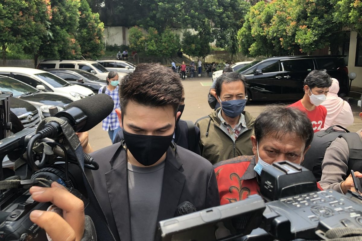 Jonathan Frizzy Bawa Bukti Foto CCTV Ditendang Dhena Devanka
