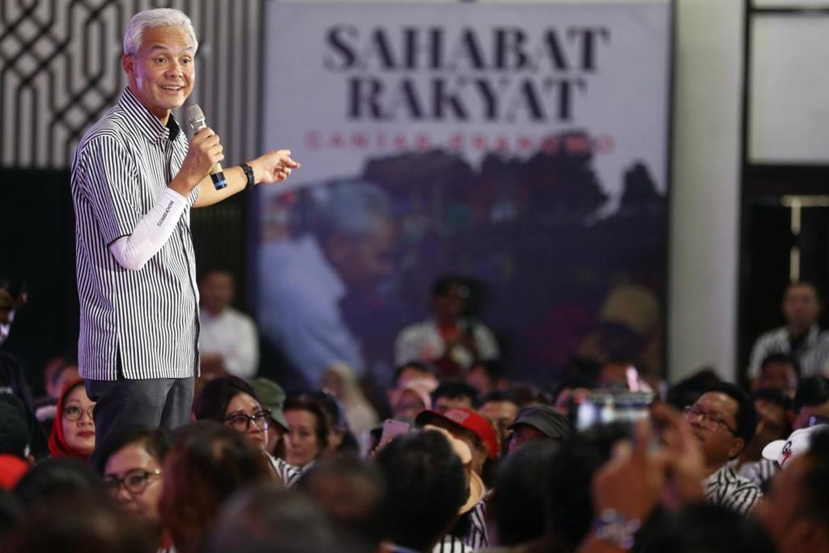 Seragam Garis Hitam Putih ala Ganjar dan "Deja Vu" Baju Kotak-kotak