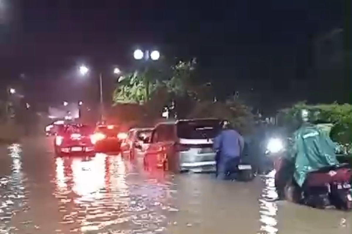 Banjir Makassar dan Maros, Ratusan Warga Mengungsi, Jalan Trans Sulawesi Lumpuh