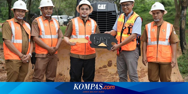 Optimalkan Pengelolaan Sampah di TPA Telang, Bupati Aulia Serahkan Bulldozer D3 kepada DLHP HST