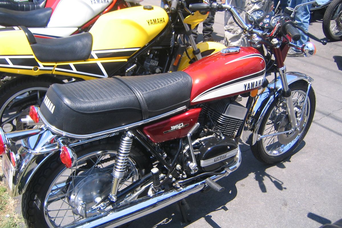 Motor Legendaris Yamaha RD350: 2 Tak dan 2 Silinder