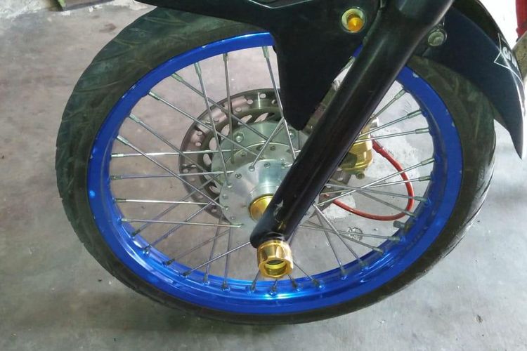 Foto : Bengkel Setel Pelek Jari-jari, Kerap Terima Permintaan Ban Cacing