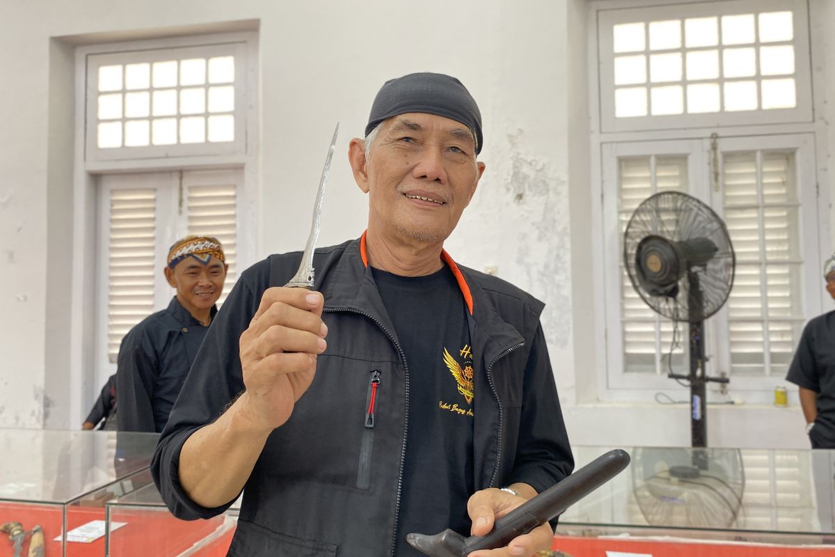 Kisah Dasuki, 25 Tahun Jadi Juru Pelihara Senjata Pusaka Kebesaran ...