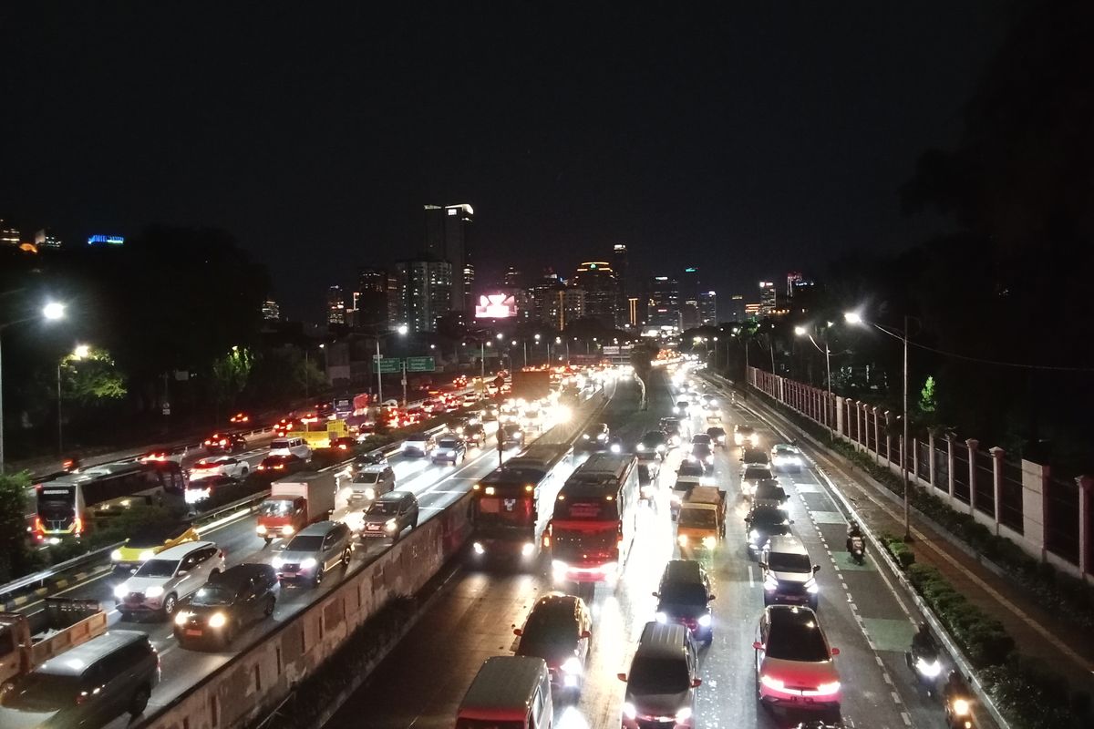 Lalu Lintas di Jalan Gatot Subroto Macet Parah Usai Hujan Deras