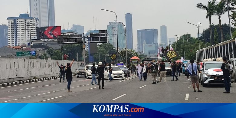 Gelar Demo, Massa Sopir Taksi Online Mulai Kumpul di Depan Gedung DPR/MPR