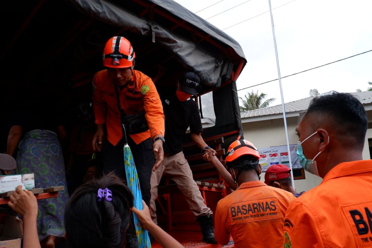 Antisipasi Lahar dan Awan Panas Lewotobi, Warga 2 Desa Dievakuasi