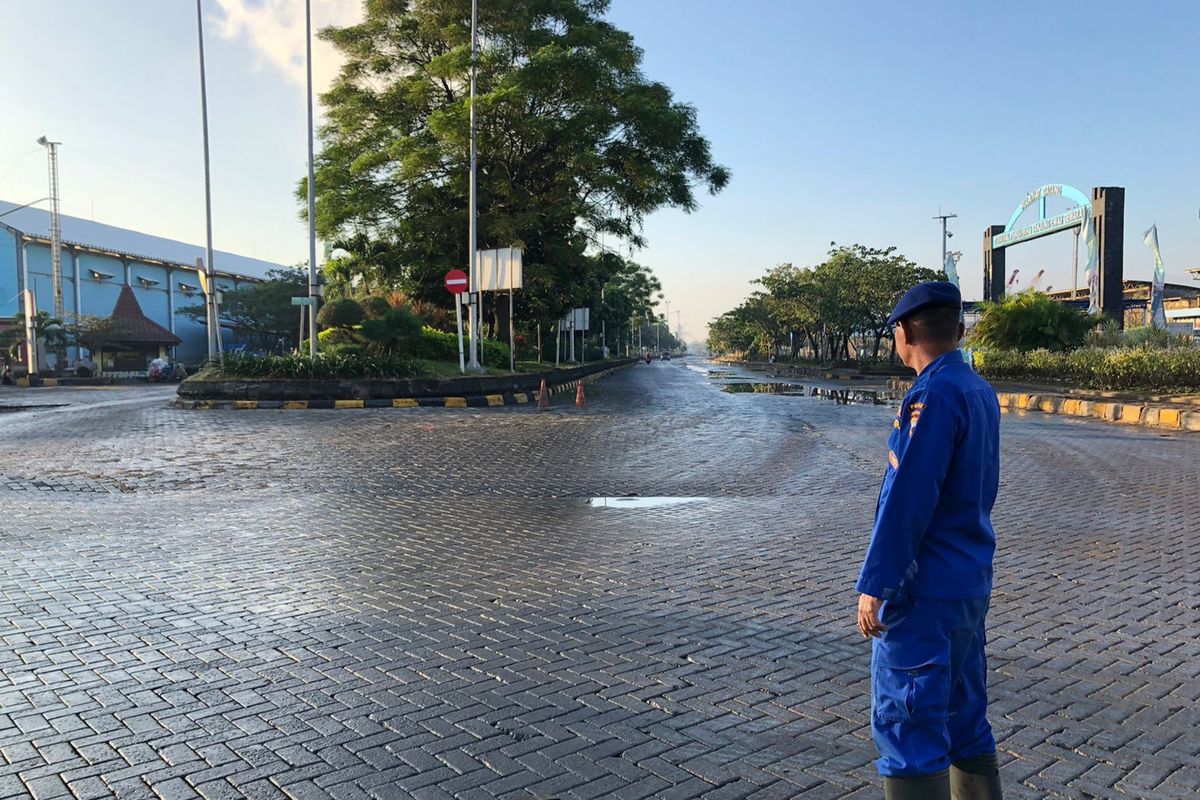 Diterjang Banjir Rob, Genangan Air di Kawasan Pelabuhan Semarang Mulai ...