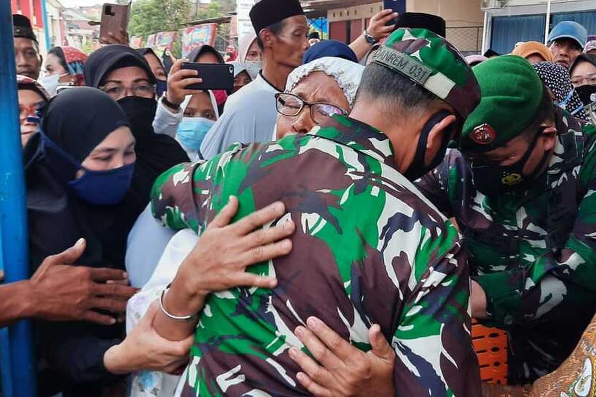 Isak Tangis Ibu Praka Dedy, Prajurit yang Tewas dalam Baku Tembak ...