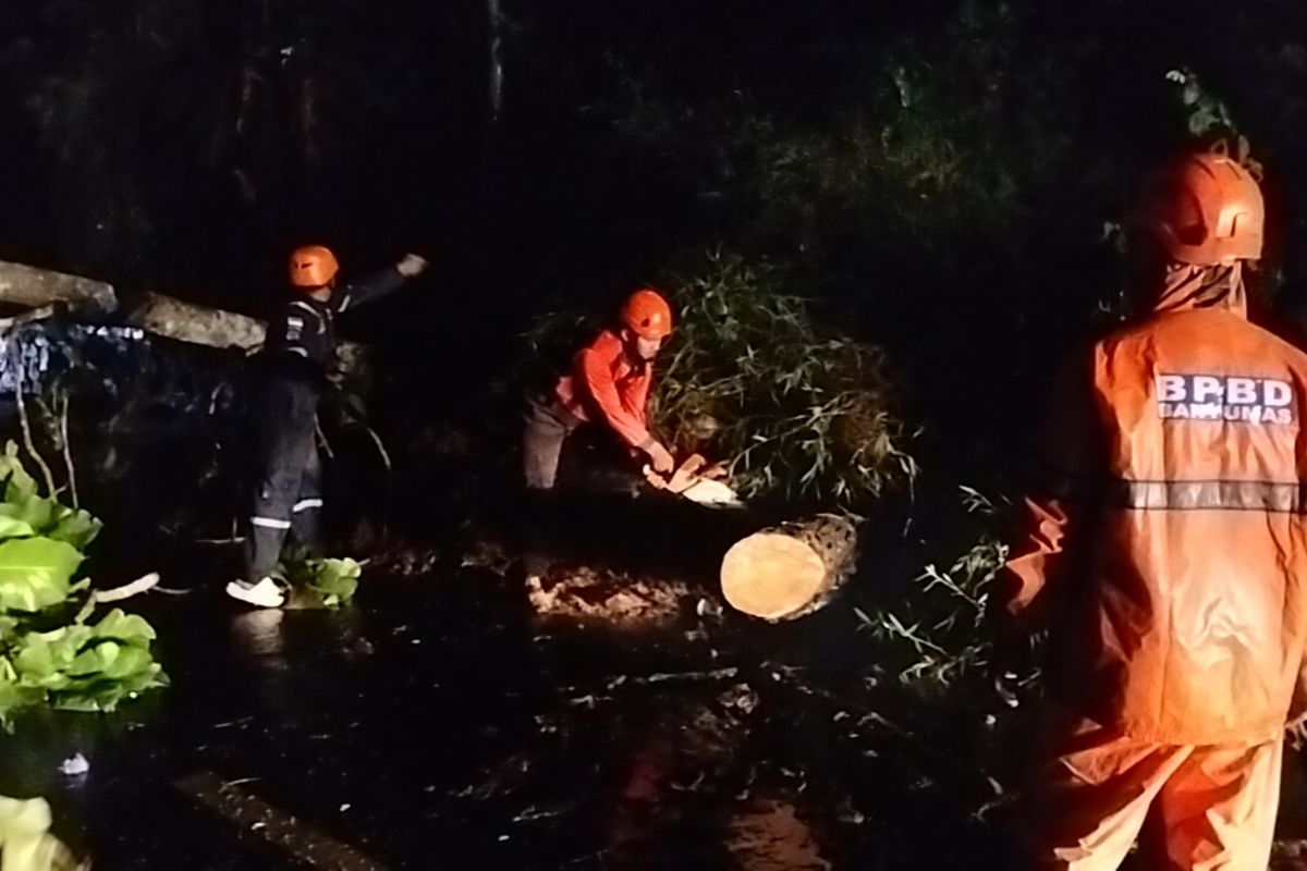 Hujan Ekstrem di Banyumas Picu Longsor, Banjir, hingga Mobil Tertimpa ...