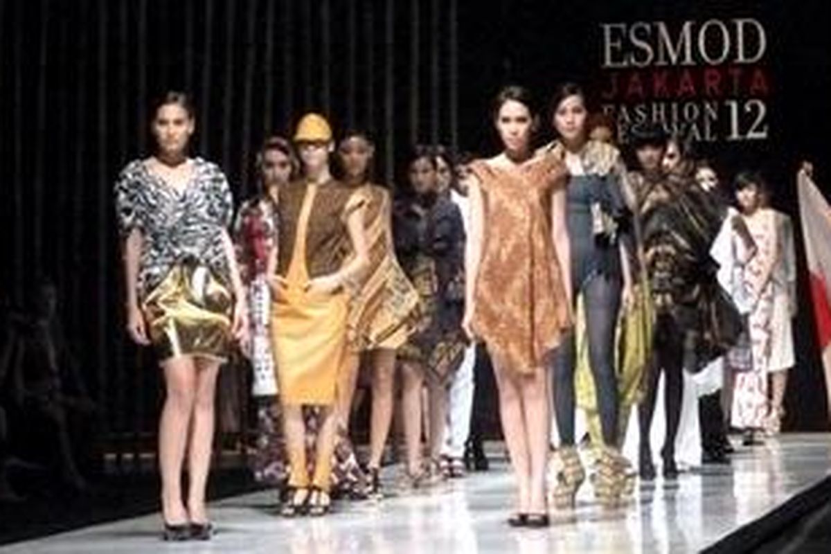 Pesona Batik Danar Hadi dari Mahasiswa ESMOD