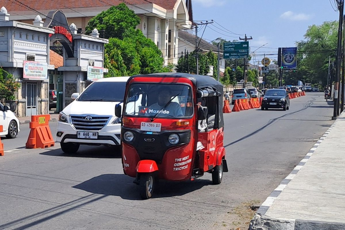Polemik Bajaj Merah di Solo: Ditolak Tukang Becak, Belum Ada Dasar ...