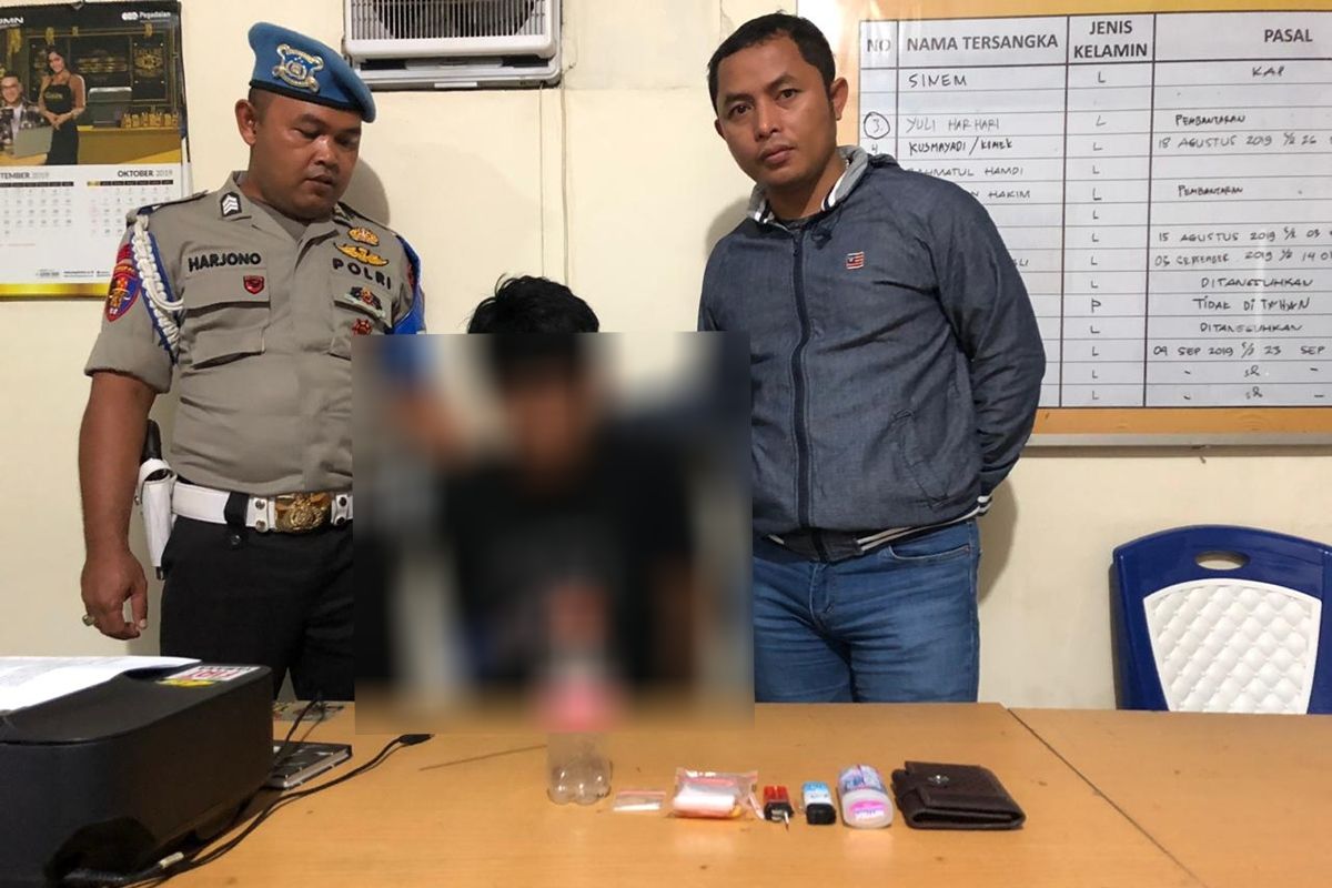 Tidak Bisa Mengelak, Oknum Polisi Ini Ditangkap Saat Pesta Narkoba