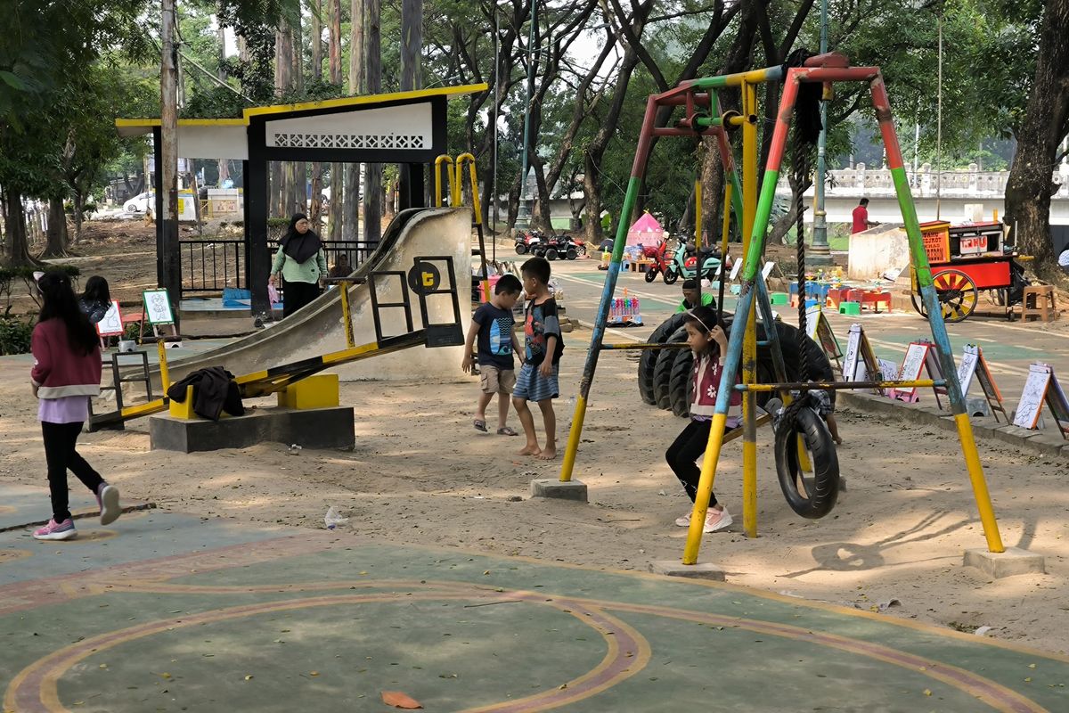 Senangnya Warga Berlibur di Taman BKT, Ada Area Bermain Anak hingga ...