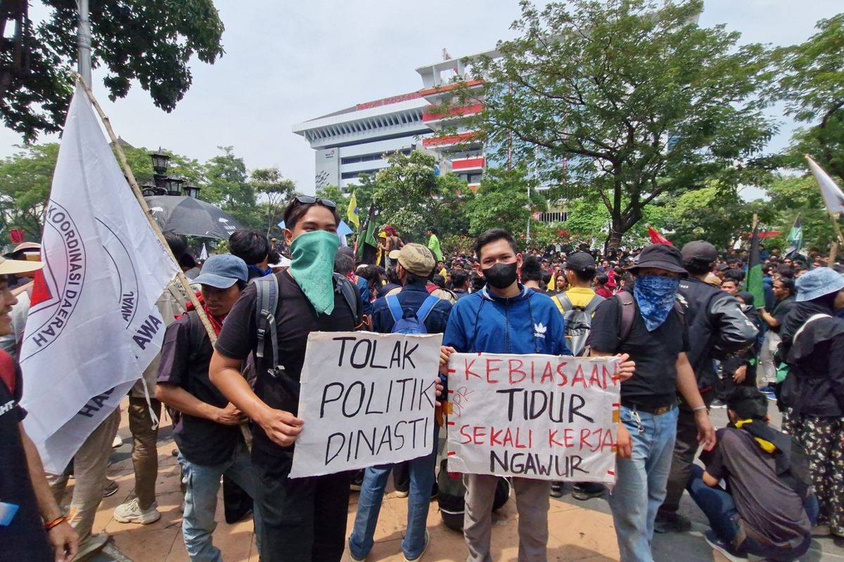 Demo Tolak Revisi UU Pilkada, Ribuan Mahasiswa di Semarang Jebol Gerbang DPRD Jateng