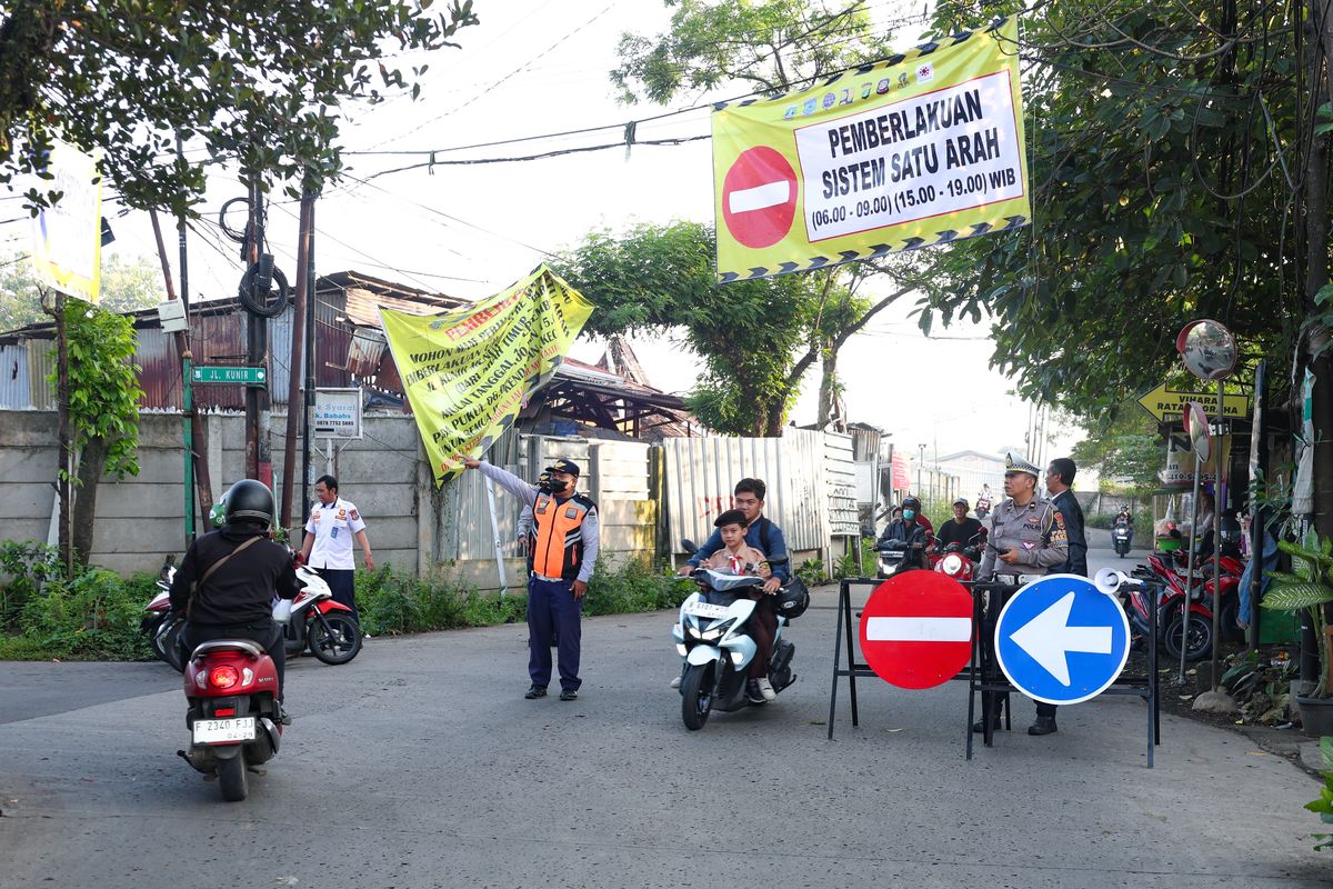 Uji Coba One Way di Pondok Cabe, Begini Kondisi Lalu Lintas Jalan Kayu ...