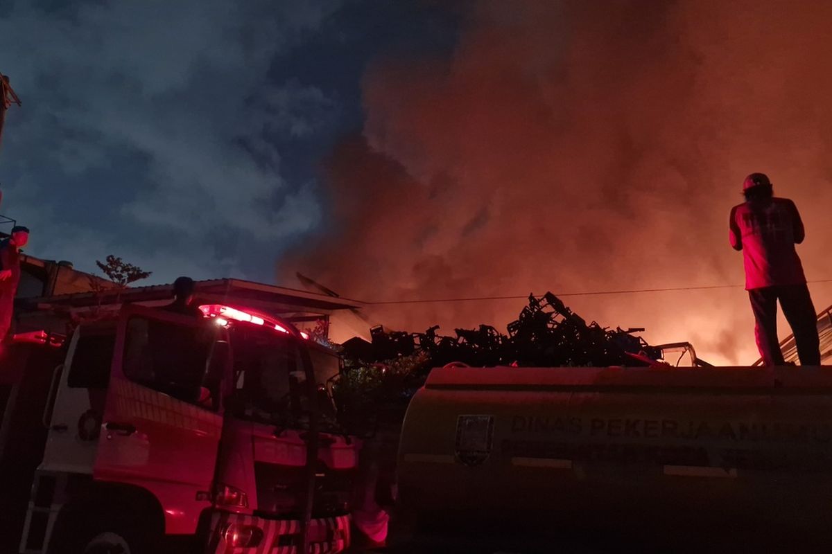 Pabrik Sparepart Sepeda Listrik di Kawasan Industri Terboyo Semarang Terbakar, Puluhan Damkar ...