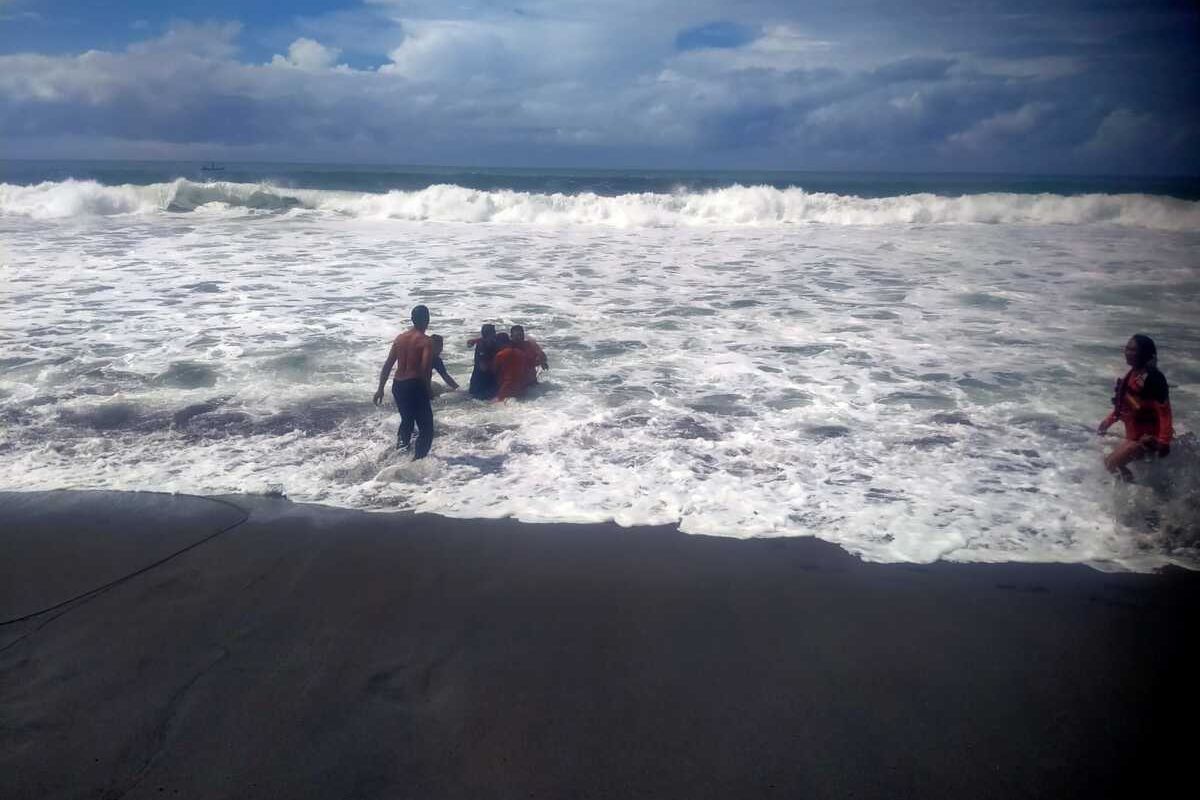 Perahu Terbalik Diterjang Ombak Pantai Congot Kulon Progo, Satu Nelayan Hilang, Satu Meninggal Dunia