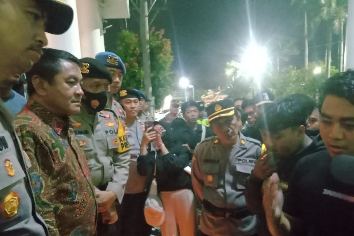 Demo Tolak UU TNI di Tegal Memanas, Massa Dihalau Polisi di Gedung DPRD