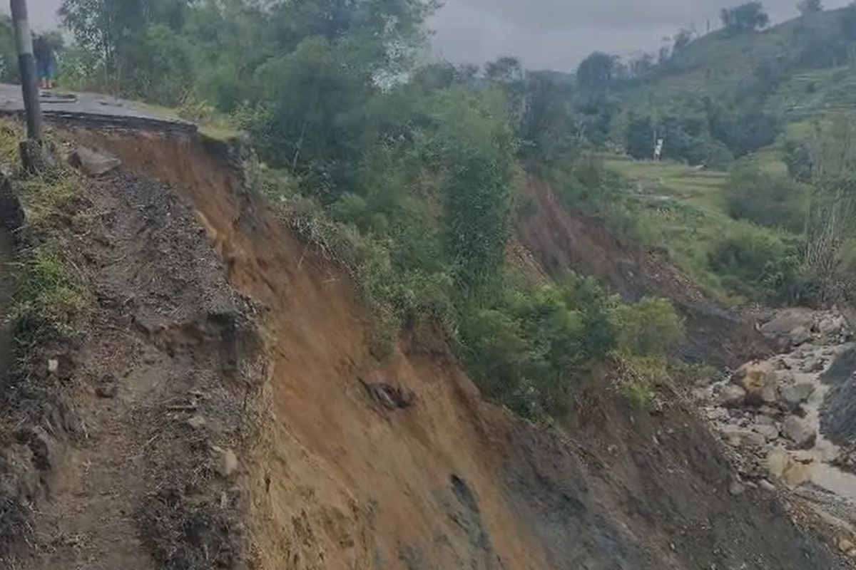 Jalur Alternatif Banjarnegara-Dieng Putus Akibat Longsor, Pergerakan ...
