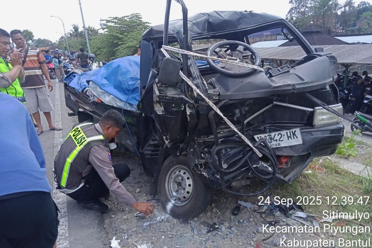 Tabrakan Bus dan Mobil Pikap di Bantul, Sopir Carry Tewas Terjepit