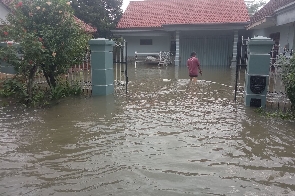 Banjir di Jombang Belum Surut, Ratusan Warga Masih Mengungsi