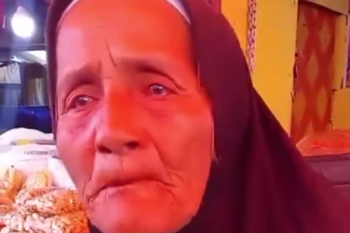 Tangis Nek Upiak Pecah saat 13 Kantong Mentimun Miliknya Diangkut ...