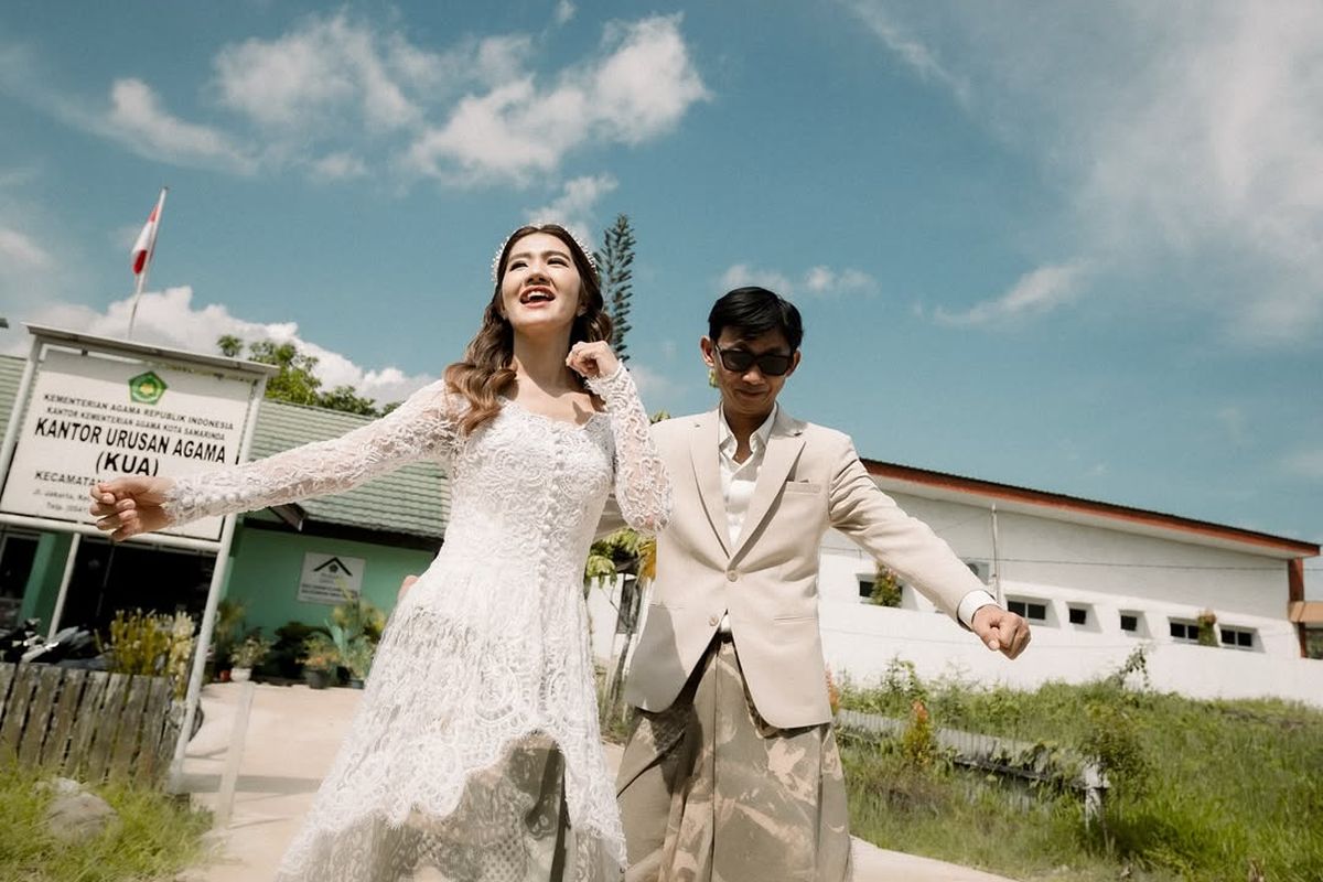 Menikah di KUA, Yono Bakrie dan Vini Caroline Pamer Cincin Nikah