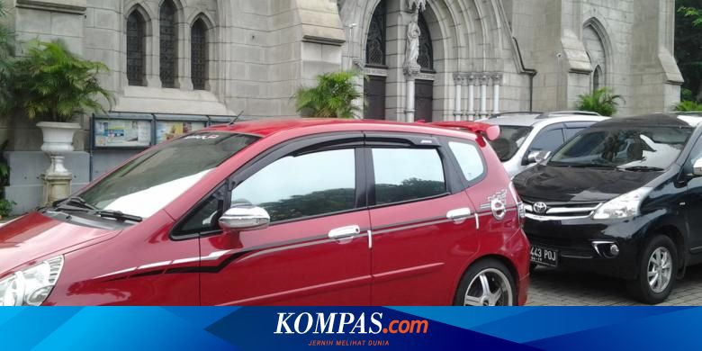 Parkiran Penuh, Jemaah Masjid Istiqlal Parkir Kendaraan di Gereja Katedral