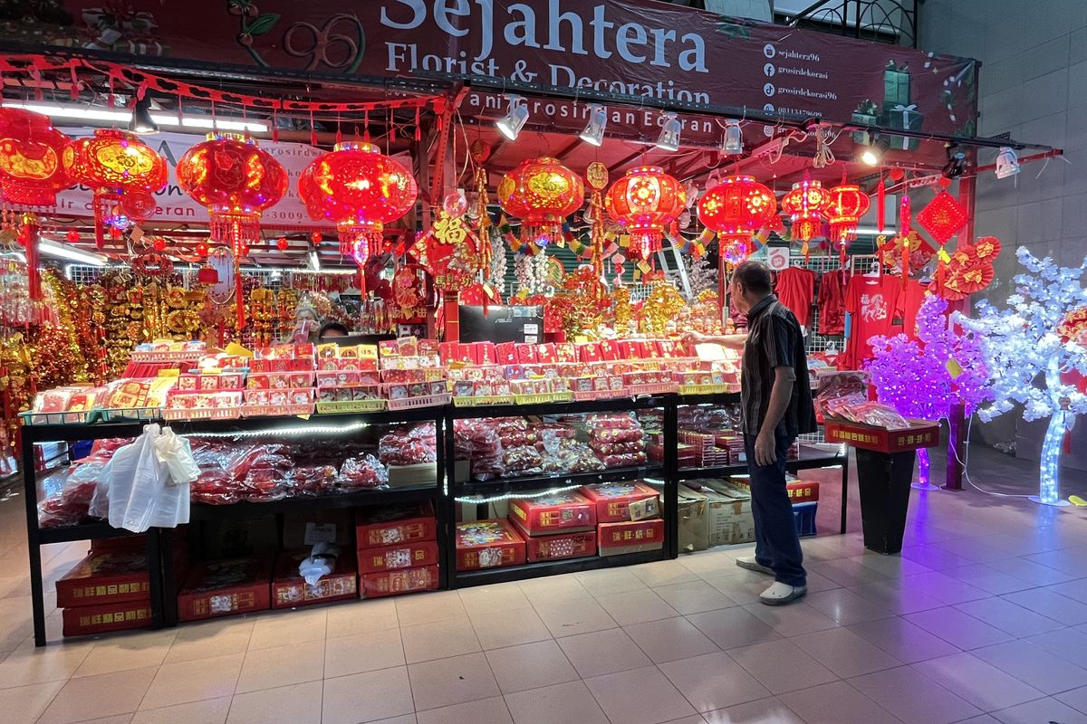 Jelang Imlek, Penjualan Ornamen di Pasar Atom Surabaya Alami ...