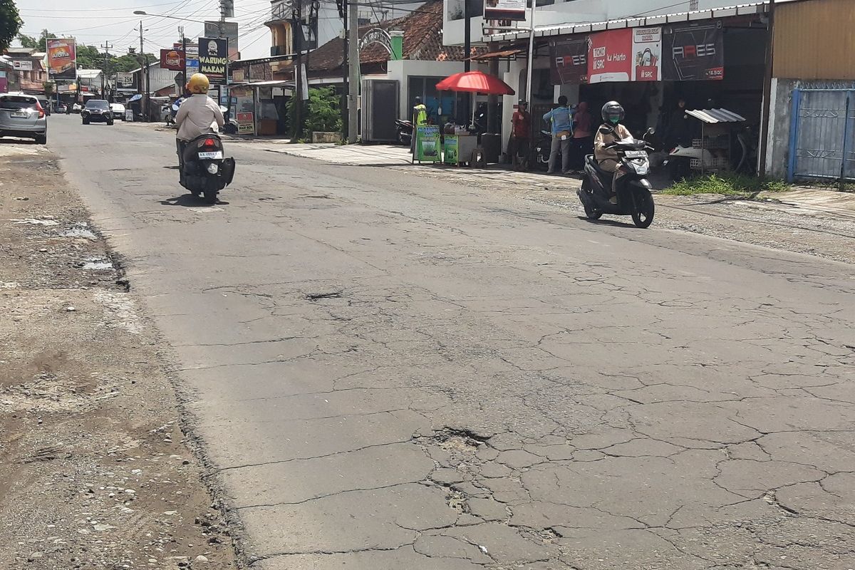 Jalan Godean Sleman Berlubang, Pengendara Khawatir Saat Hujan