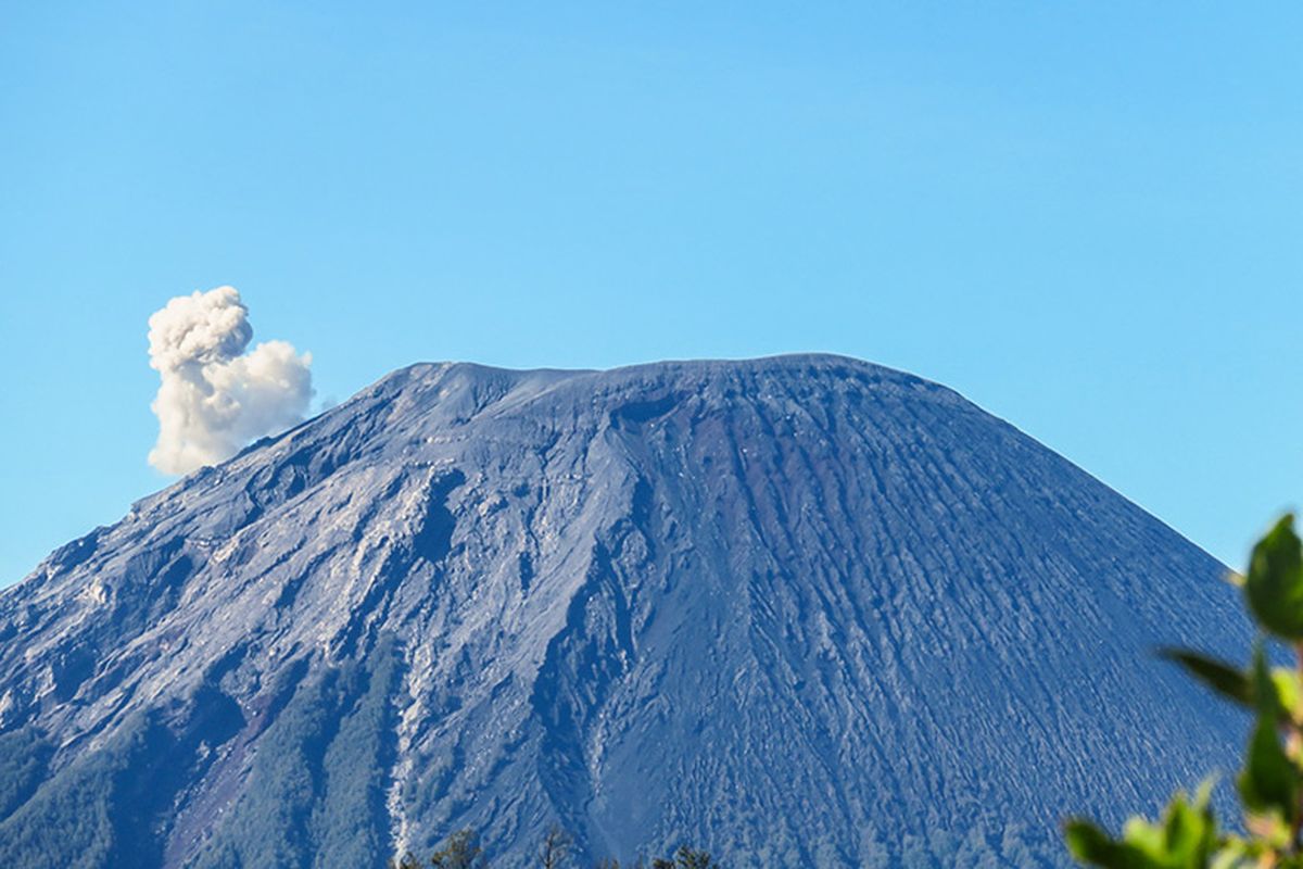Gunung Semeru Dibuka 12 Mei, Pendakian Hanya Sampai Kalimati