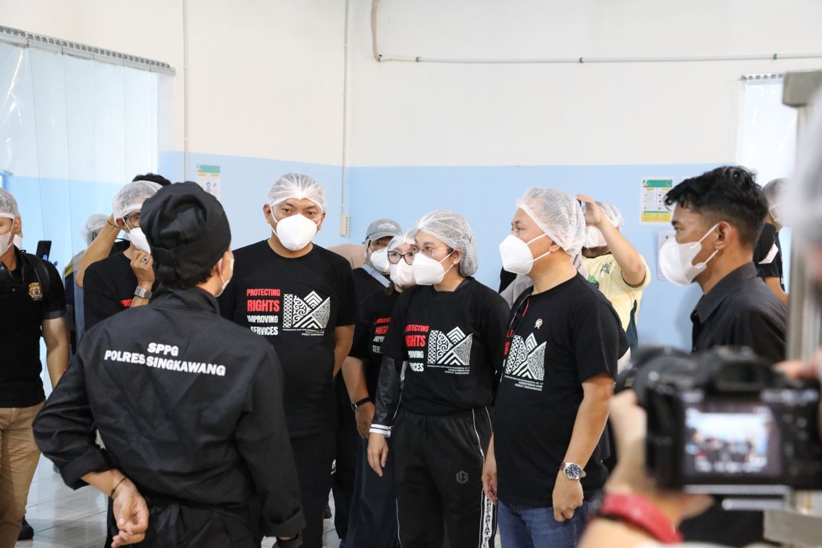 Wamen HAM Puas dengan Dapur MBG di Singkawang, Libatkan Dokpol Pantau ...