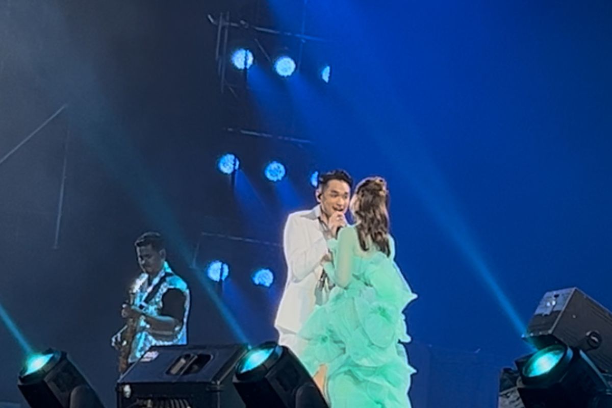 Kemesraan Afgan dan Rossa di Panggung Rossa Here I Am Concert