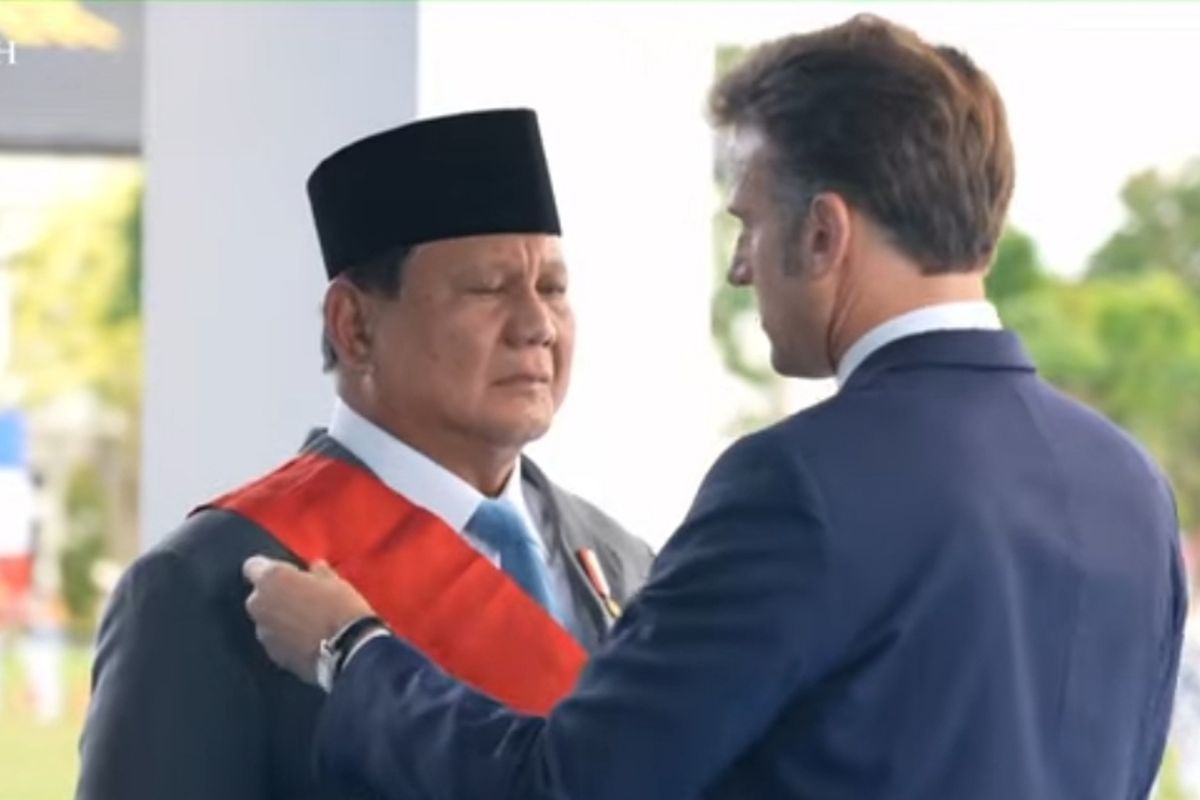 Apa Itu Grand Cross of the Legion of Honour yang Diberikan Macron ...