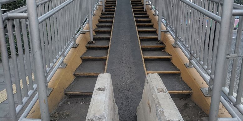 Sudanese Citizen Attempts Suicide from Pedestrian Bridge over Jakarta ...