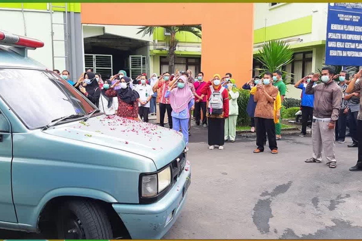 Mengharukan, 300 Pegawai RSUD Soedono Beri Penghormatan Terakhir ke ...