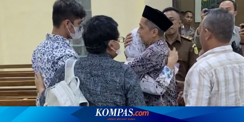 Eks Rektor Karomani Peluk Erat Kedua Anaknya di Ruang Sidang Jelang Vonis Kasus Suap Unila