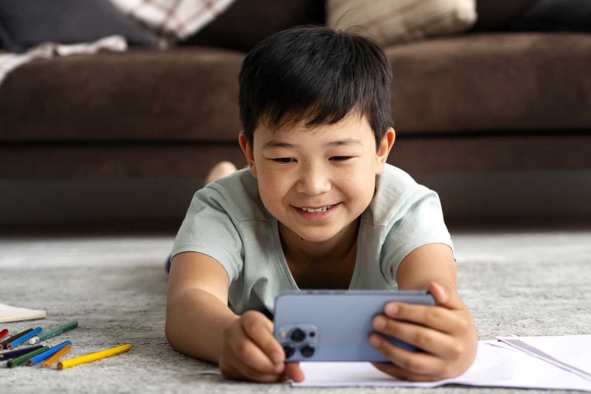 Kapan Anak Boleh Screen Time? Ini Cara Pendampingan yang Tepat Menurut ...