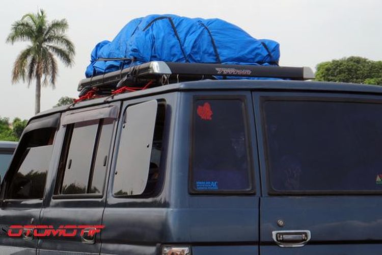 Pahami Bahaya Bawa Barang di Atas Mobil