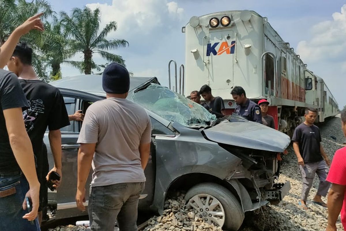 Mobil di Tebing Tinggi Tertabrak Kereta Api, Pengemudinya Pelajar SMA ...