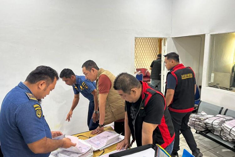 Usut Dugaan Korupsi Ekspor Bauksit PT Laman Mining, Jaksa Geledah ...
