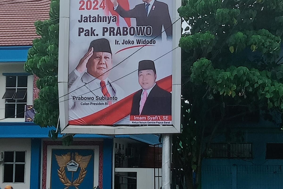 Baliho "2024 Jatahnya Pak Prabowo Subianto" di Depan Bea Cukai Tak ...