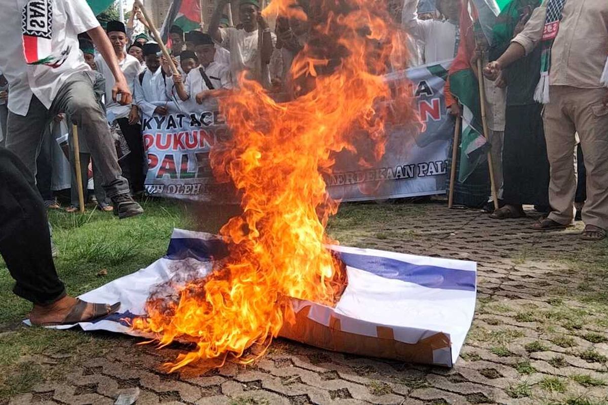 Rakyat Aceh Demo dan Bakar Bendera Isreal, Buntut Invasi Israel ke ...
