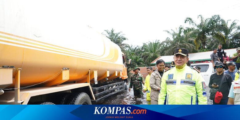 Jalan Lintas Sumatera di Pelalawan Terendam Banjir, Lalin Macet Parah
