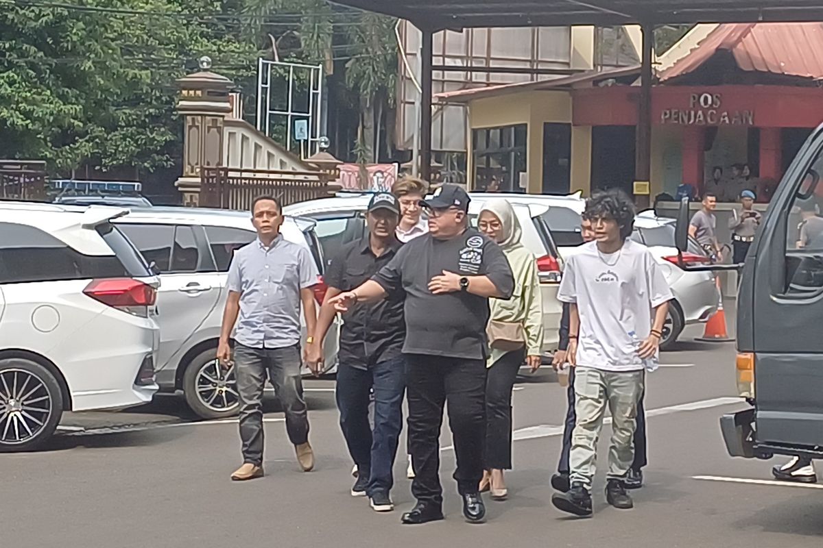 Vadel Badjideh Dampingi Ayahnya Diperiksa Polisi atas Laporan terhadap Nikita Mirzani