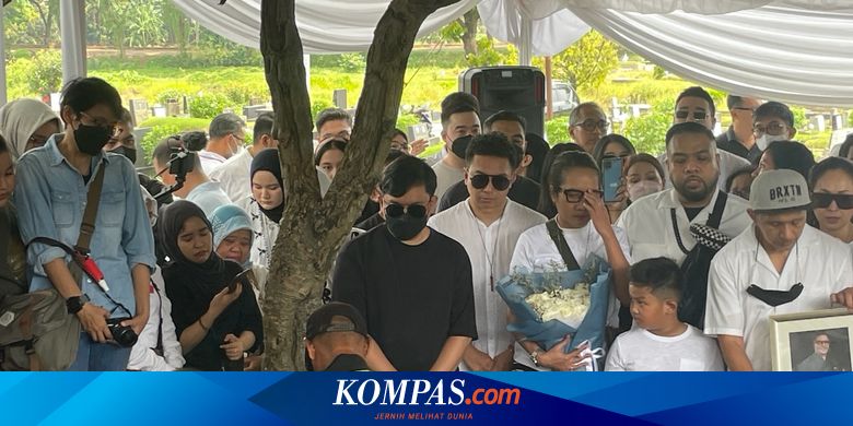 Momen Haru Pemakaman Carlo Saba, Ucapan Terima Kasih Keluarga dan Mawar Putih dari Kahitna