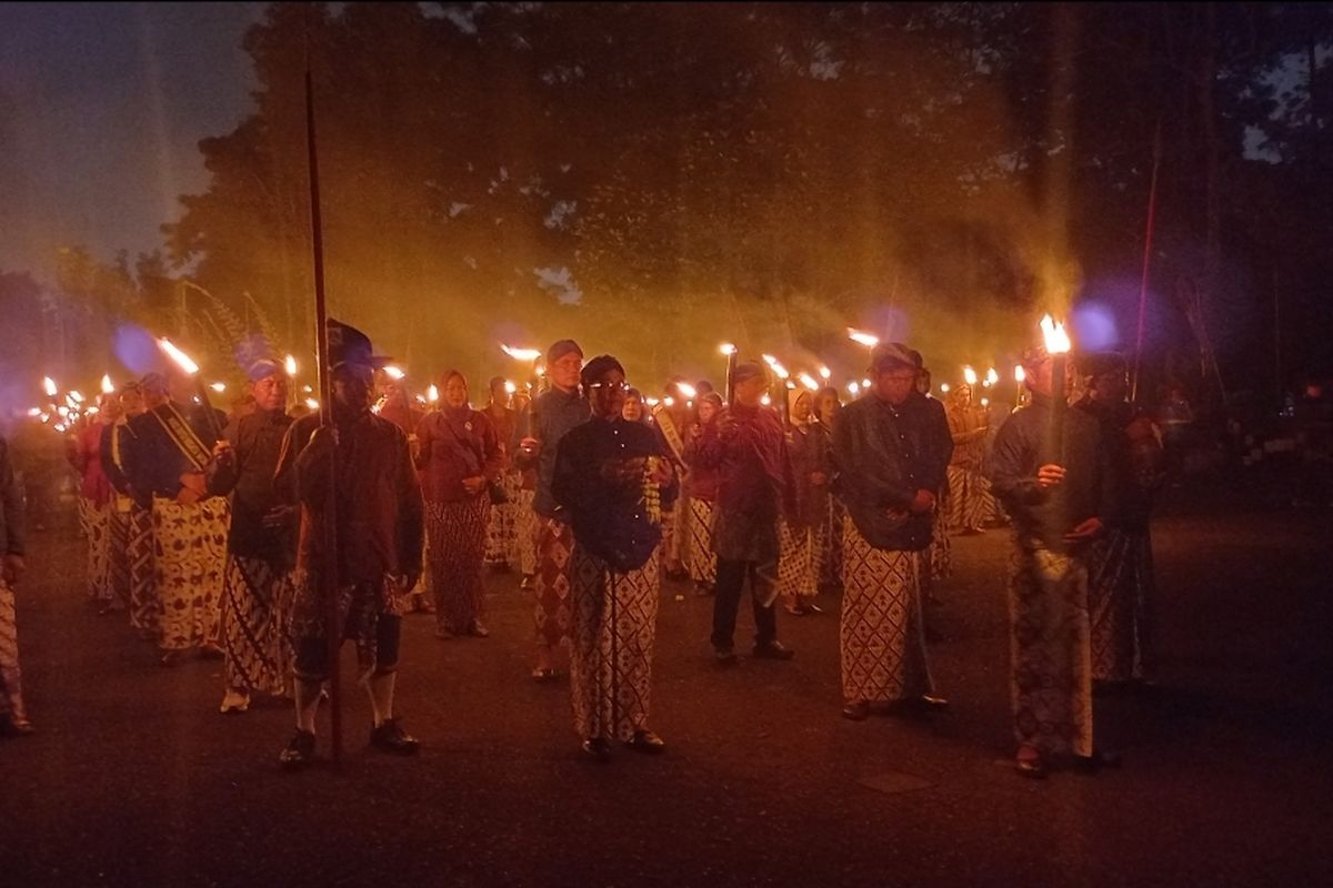 Prosesi Tapa Bisu Warnai Hari Jadi ke-200 Wonosobo, Simbol Perpindahan ...