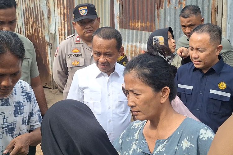 Saat Bahlil Terdiam dan Mematung Melihat Sendiri Warga Berebut Elpiji 3 ...